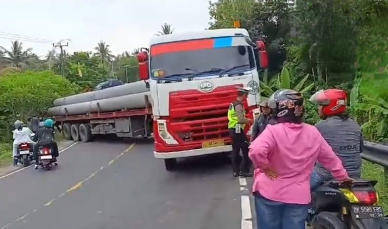 Truk Angkut Tiang Panjang tak Kuat Nanjak di Pangyangan - wacanabali.com
