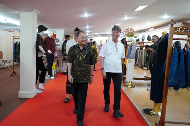 Menperin Apresiasi Koster, Konsisten Dukung Perajin Lewat Pameran IKM Bali Bangkit - wacanabali.com